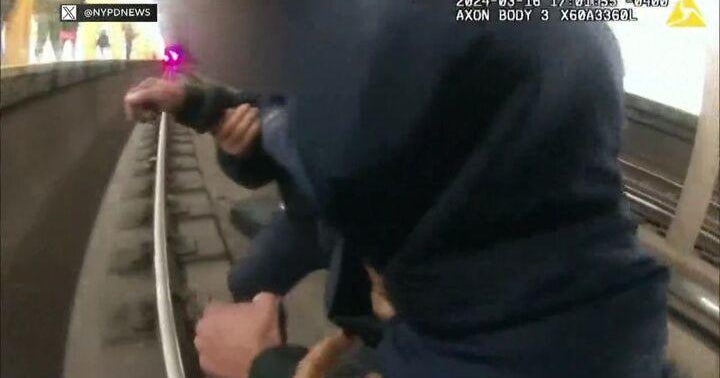 NYPD officers save man who fell onto subway tracks in Brooklyn - CBS New York