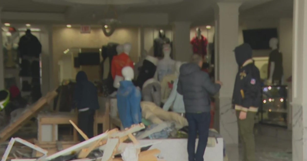 Crash-and-grab thieves burglarize South Shore clothing store 24 hours ...