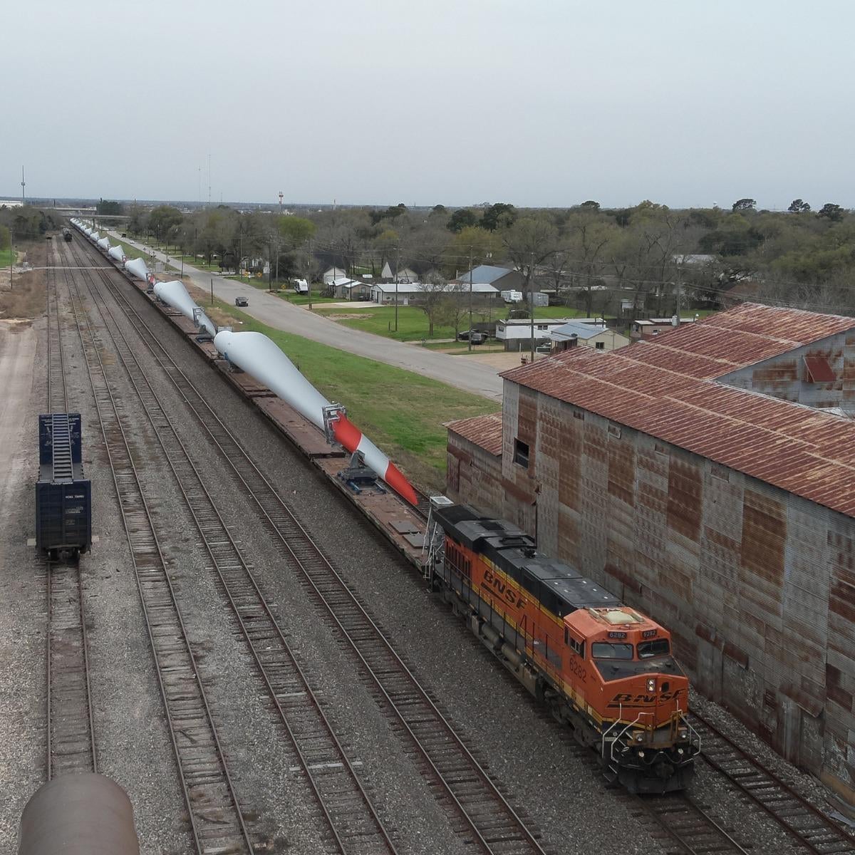 Longest turbine blades hauled via rail leave Colorado - CBS Colorado