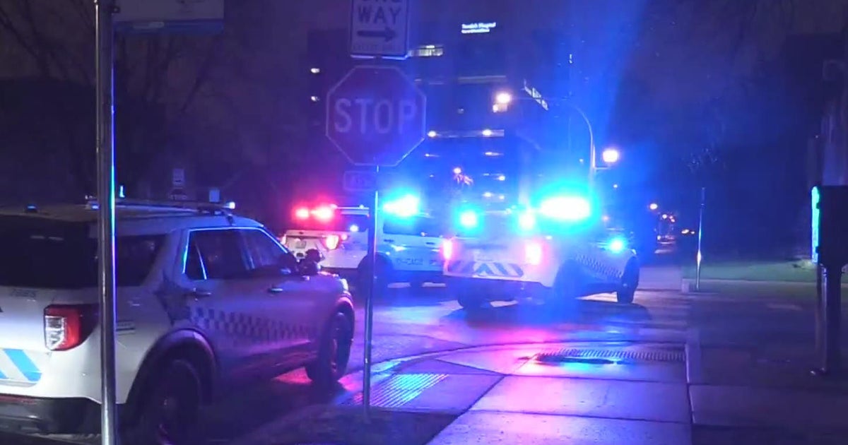 16-year-old boy shot while walking on Chicago's North Side - CBS Chicago