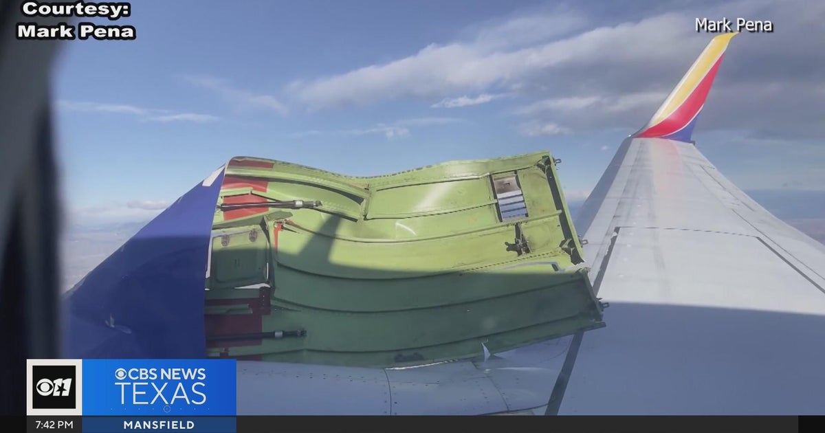 Engine cover falls off Southwest plane - CBS Texas