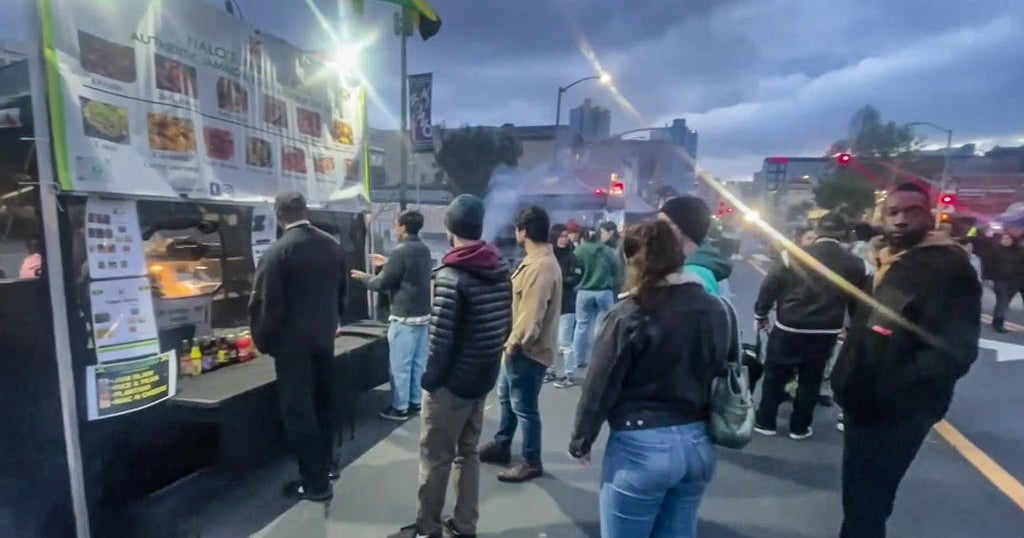 Vendors happy to see return of First Fridays in Oakland - CBS San Francisco