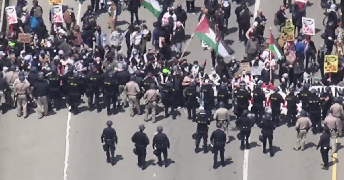 Team Coverage: Cease fire protesters shut down Golden Gate Bridge, I ...