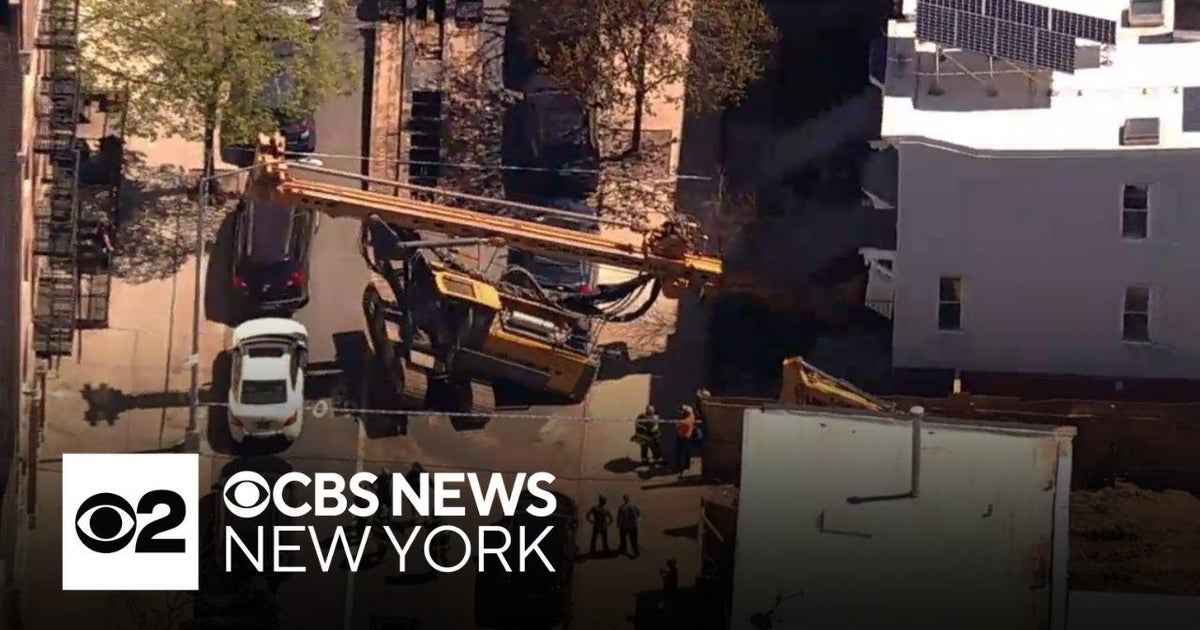 Construction equipment falls on Brooklyn building - CBS New York