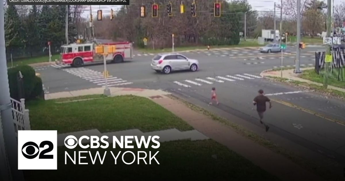 Caught on video: Little girl rescued from traffic - CBS New York