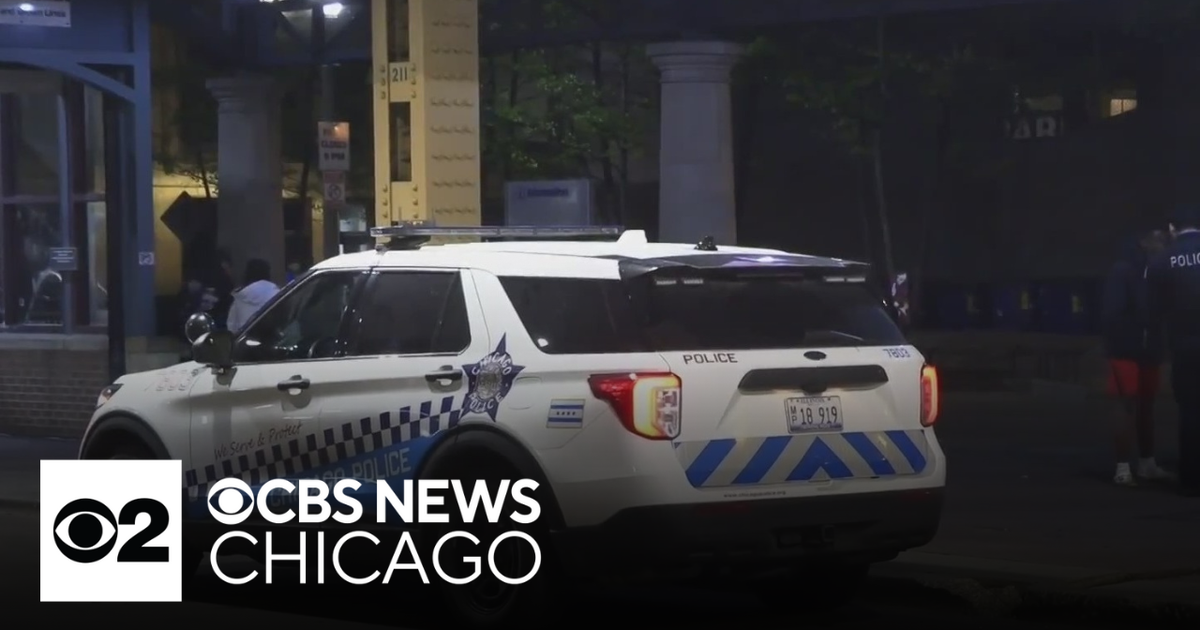 Man robbed at gunpoint while walking in downtown Chicago - CBS Chicago