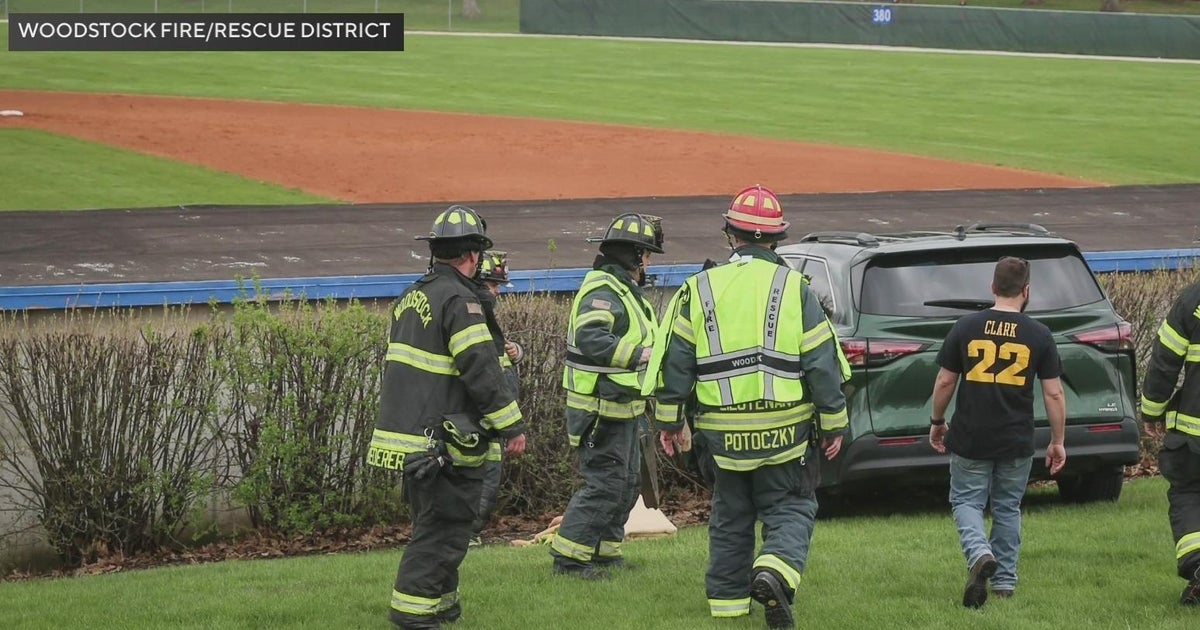 Minivan crashes into baseball dugout in Woodstock - CBS Chicago