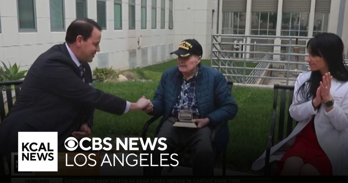 105-year-old Joe Walton is honored for his WWII military service - CBS ...