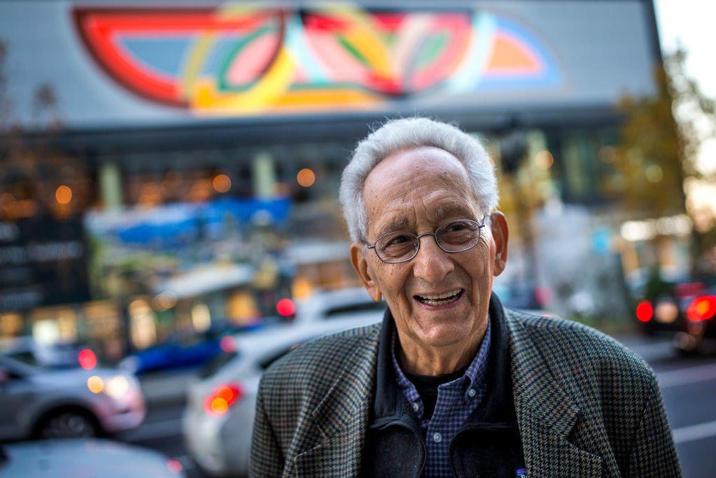 Frank Stella, artist known for his pioneering work in minimalism, dies ...