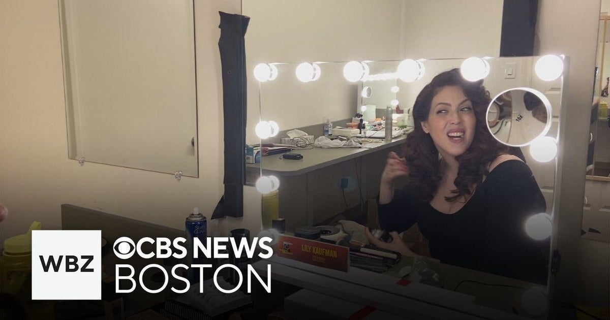 Melrose actress takes WBZ-TV's David Wade behind the scenes of "Dial M ...