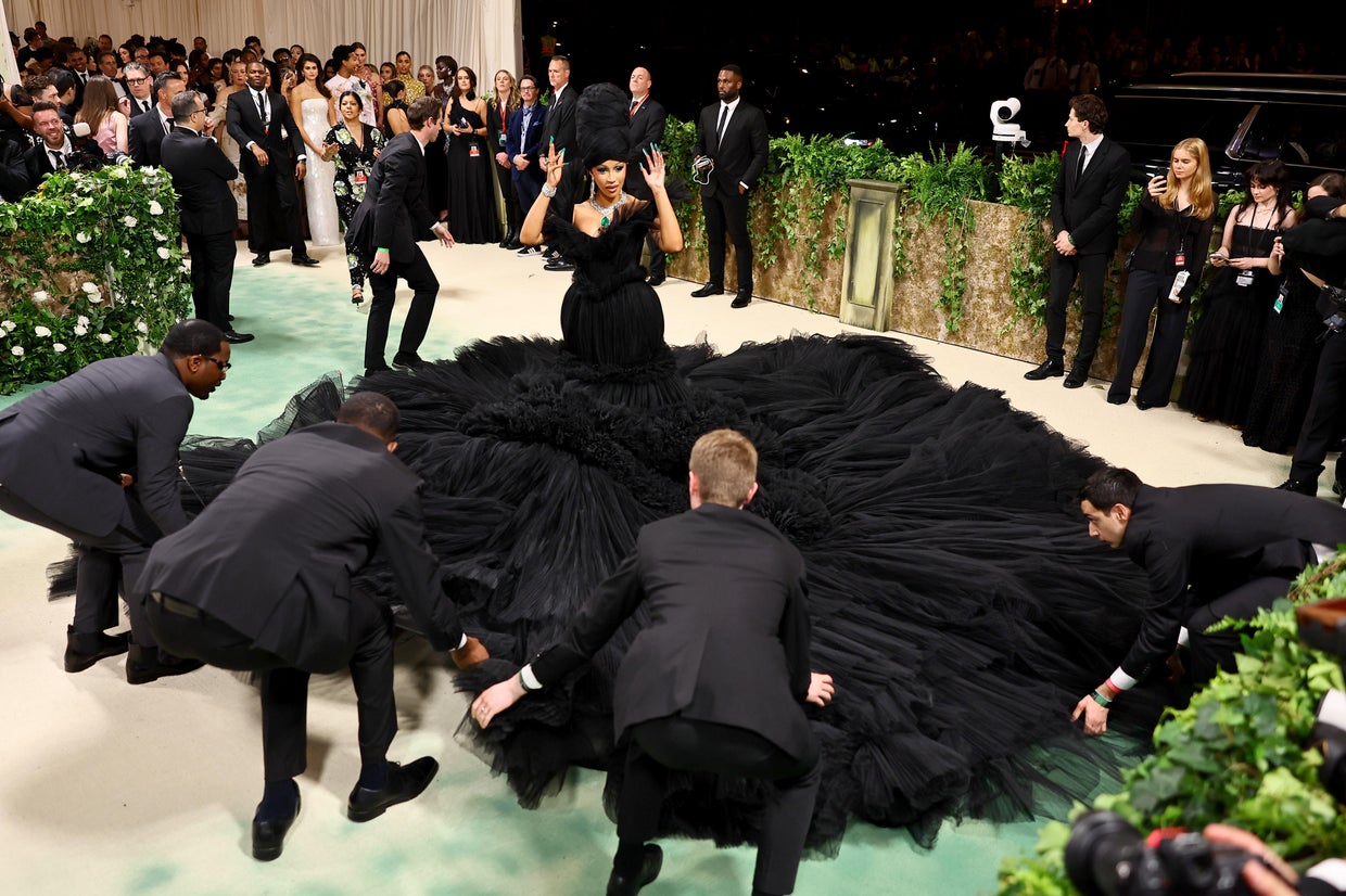 Watch all the Met Gala red carpet arrivals and see the 2024 looks - CBS ...