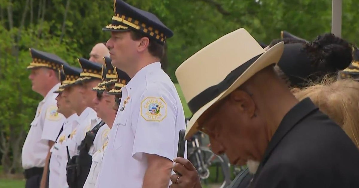 Loved ones honor CPD Officer Thomas Wortham at Gold Star Families ...