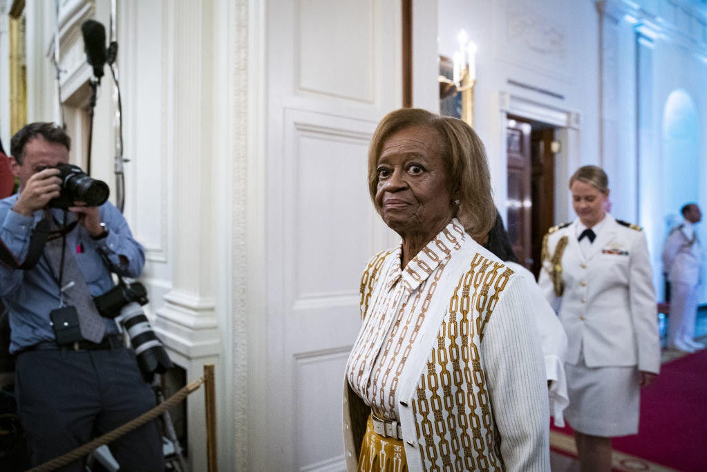 Marian Robinson, mother of Michelle Obama, dies at 86 - CBS News