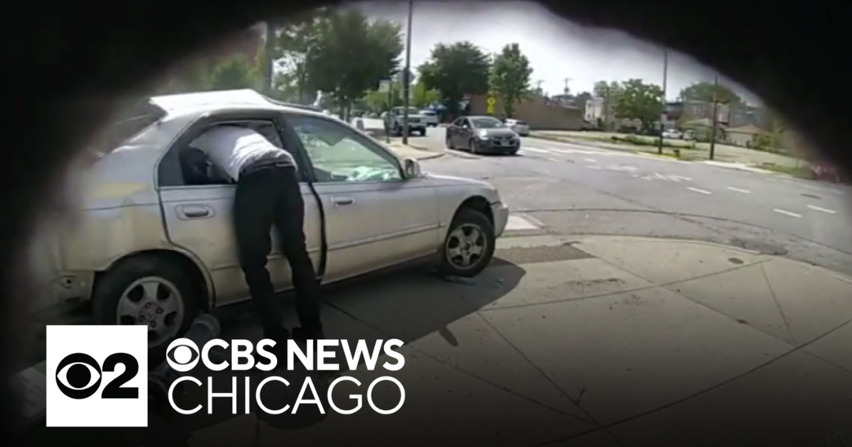 Chicago police body camera video shows moments before chase, crash that ...