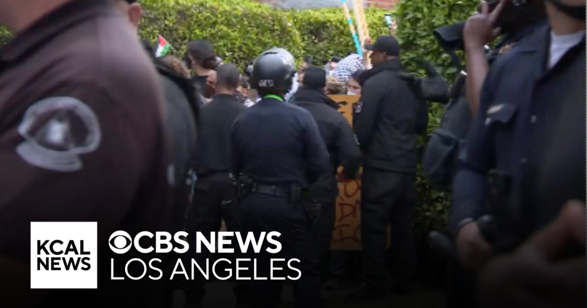 Protesters clash with police on UCLA campus - CBS Los Angeles