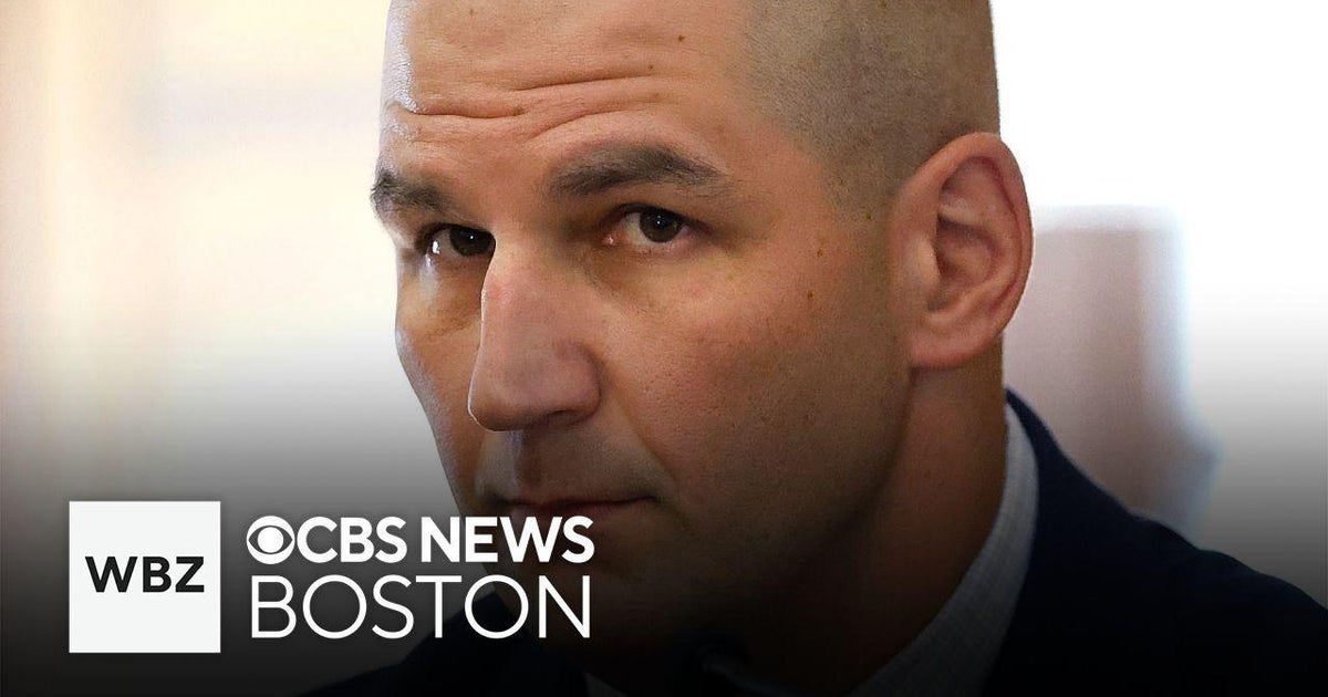 Trooper Proctor grilled over texts in Karen Read murder trial - CBS Boston