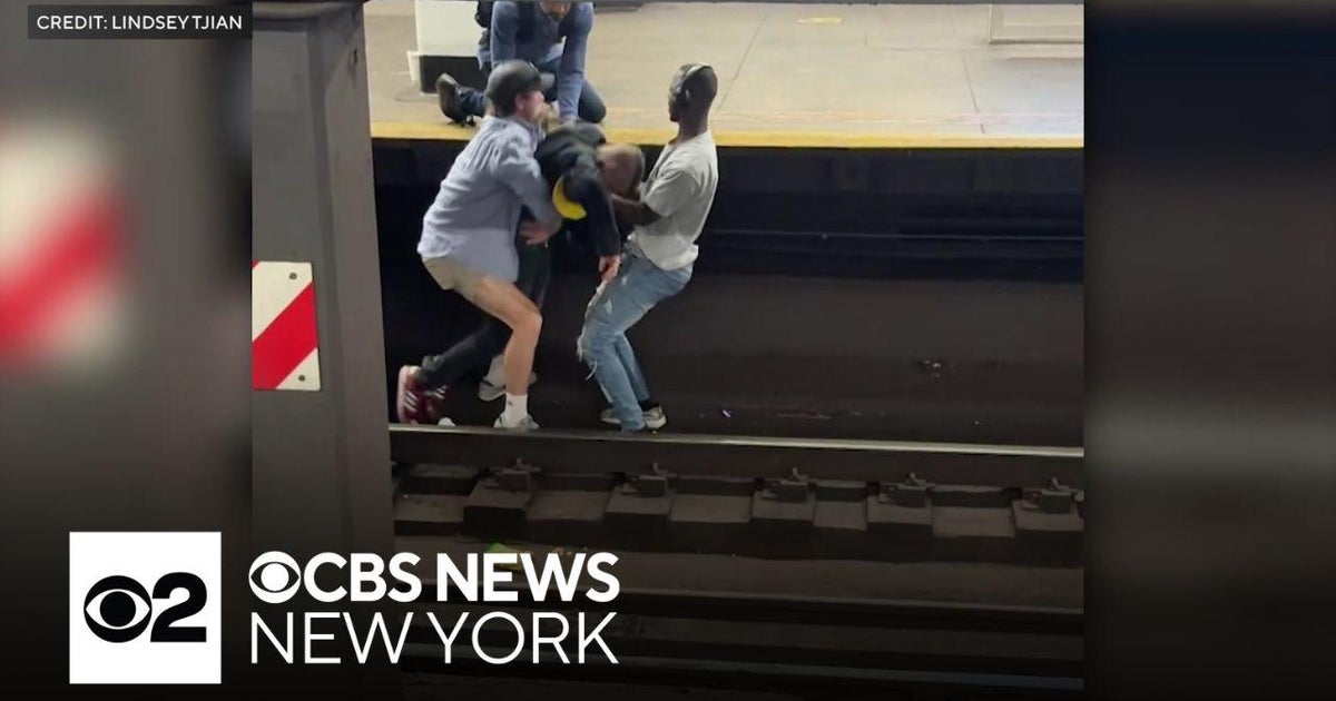 Video shows good Samaritans rescue man from subway tracks in NYC - CBS New York