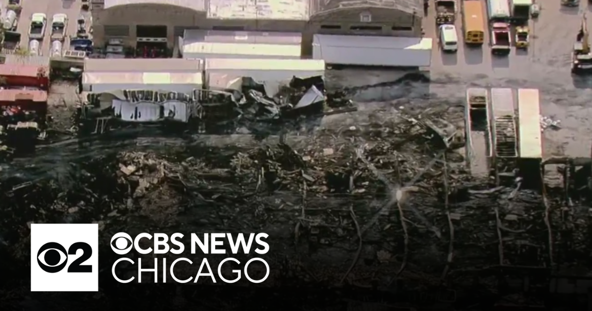 Investigators to determine cause of massive Chicago pallet company fire ...
