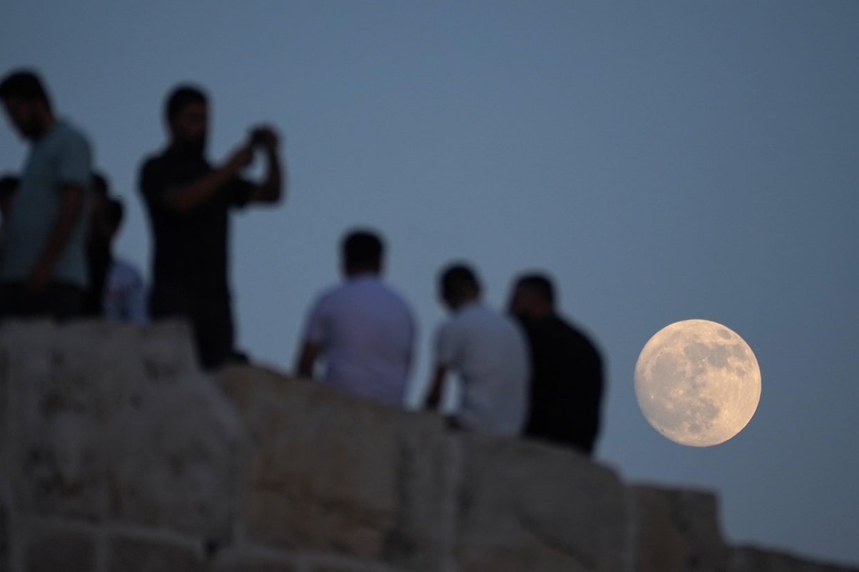 June's full Strawberry Moon arrives with summer solstice - CBS News