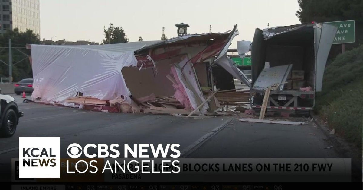 Manufactured home falls off big rig on 210 Freeway in Pasadena - CBS ...