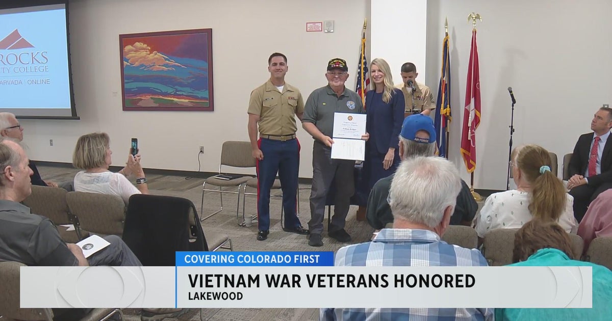 Veterans honored with official pen from government to thank them for ...