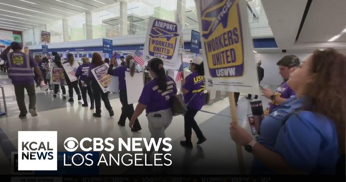 Unionized passenger-service workers at LAX rally for a higher living ... Unionized passenger-service workers at LAX rally for a higher living ...