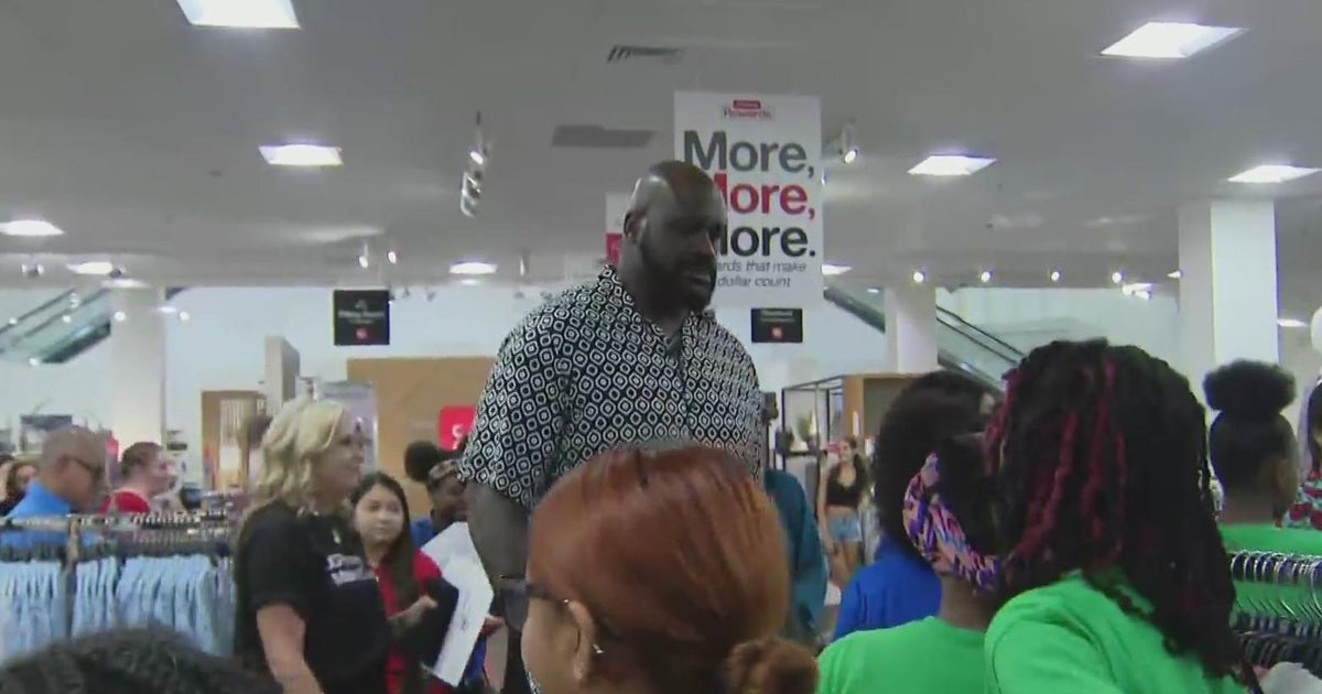 Shaq shops, provides new gear for Dallas students: Giving back - CBS Texas