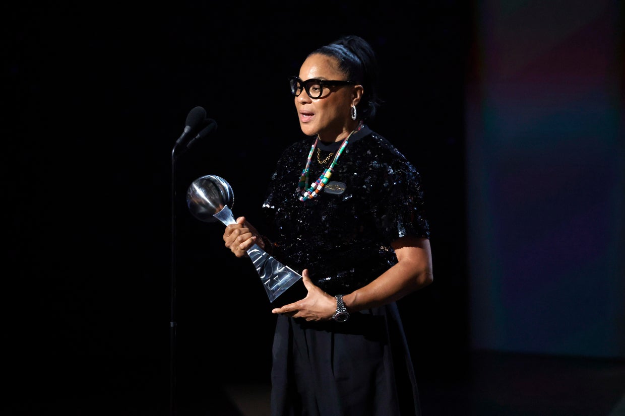 Dawn Staley calls for pay equity in speech accepting ESPY award for ...