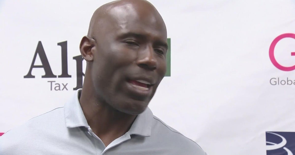 Terrell Davis upset after being handcuffed on United flight - CBS Colorado