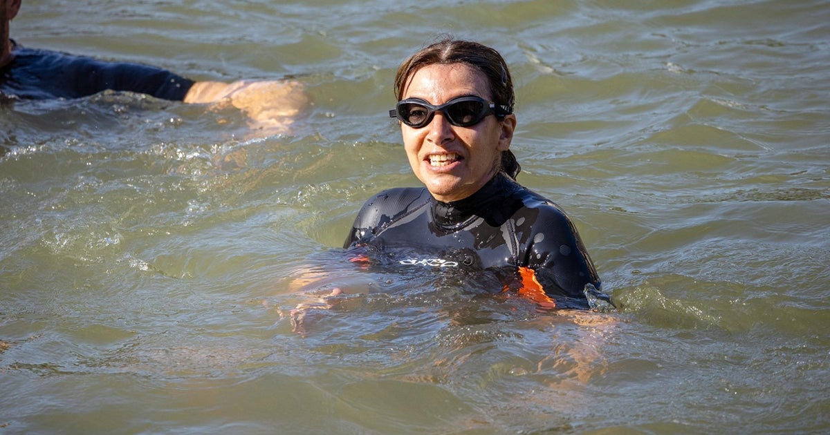 Paris mayor swims in Seine to try to lessen concerns about water ...