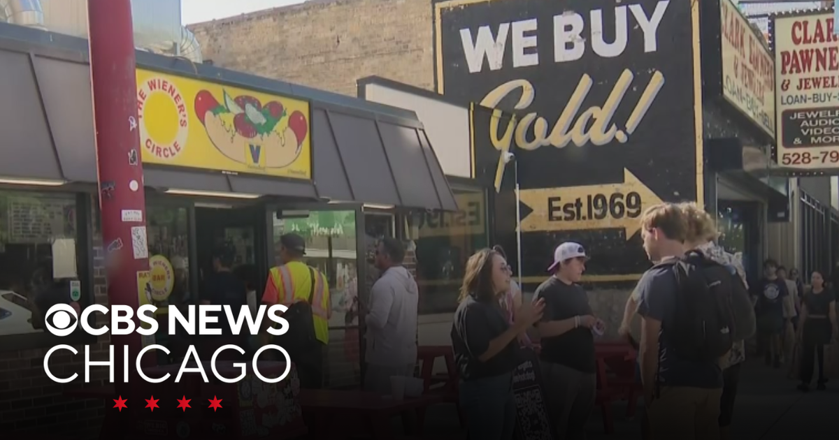 Chicago's The Wieners Circle celebrates National Hot Dog Day - CBS Chicago