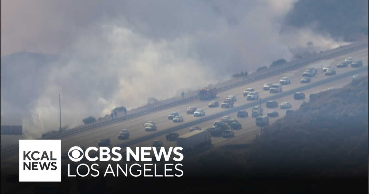 Wildfire burns right next to 210 Freeway near Tujunga - CBS Los Angeles