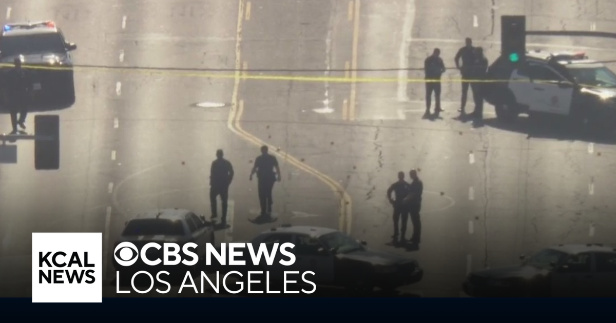 Police searching for three suspects after shooting leaves one wounded in South LA - CBS Los Angeles