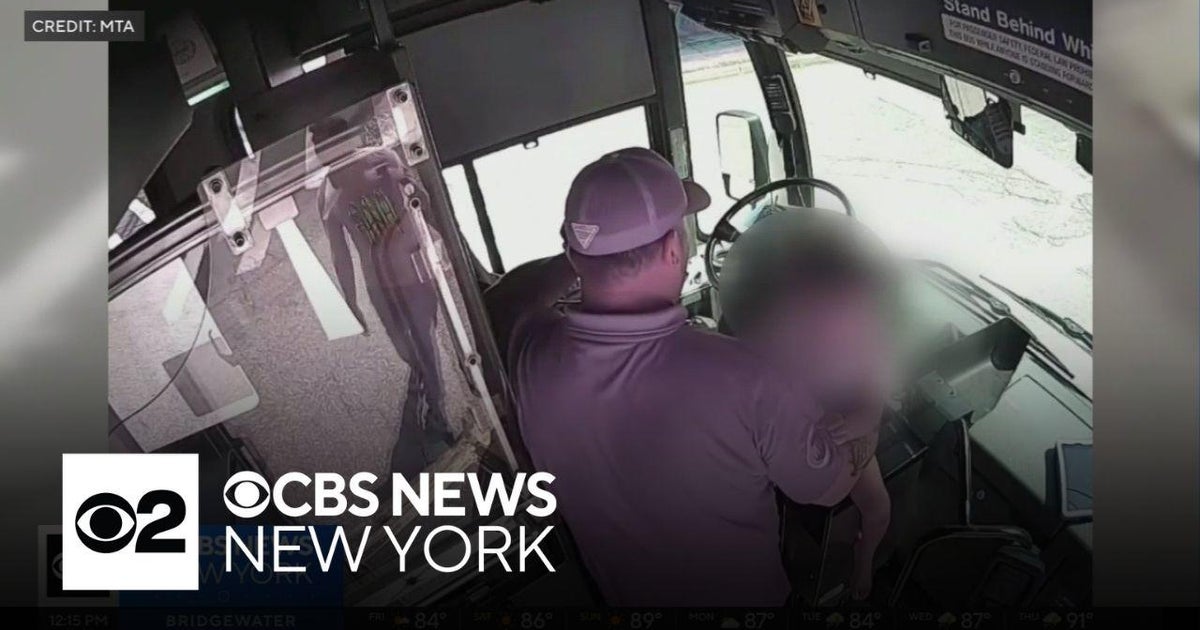 Video shows NYC bus driver save child wandering on street - CBS New York