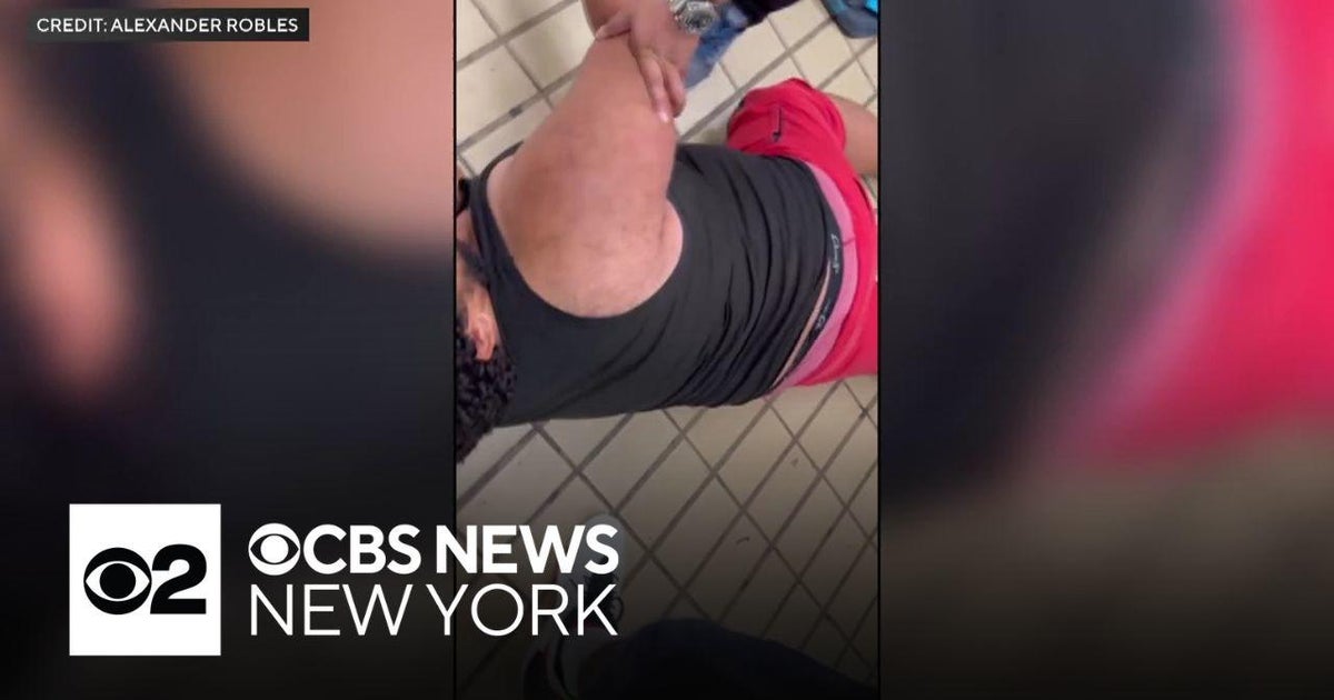 Caught on video: Good Samaritans hold subway stab suspect down - CBS ...