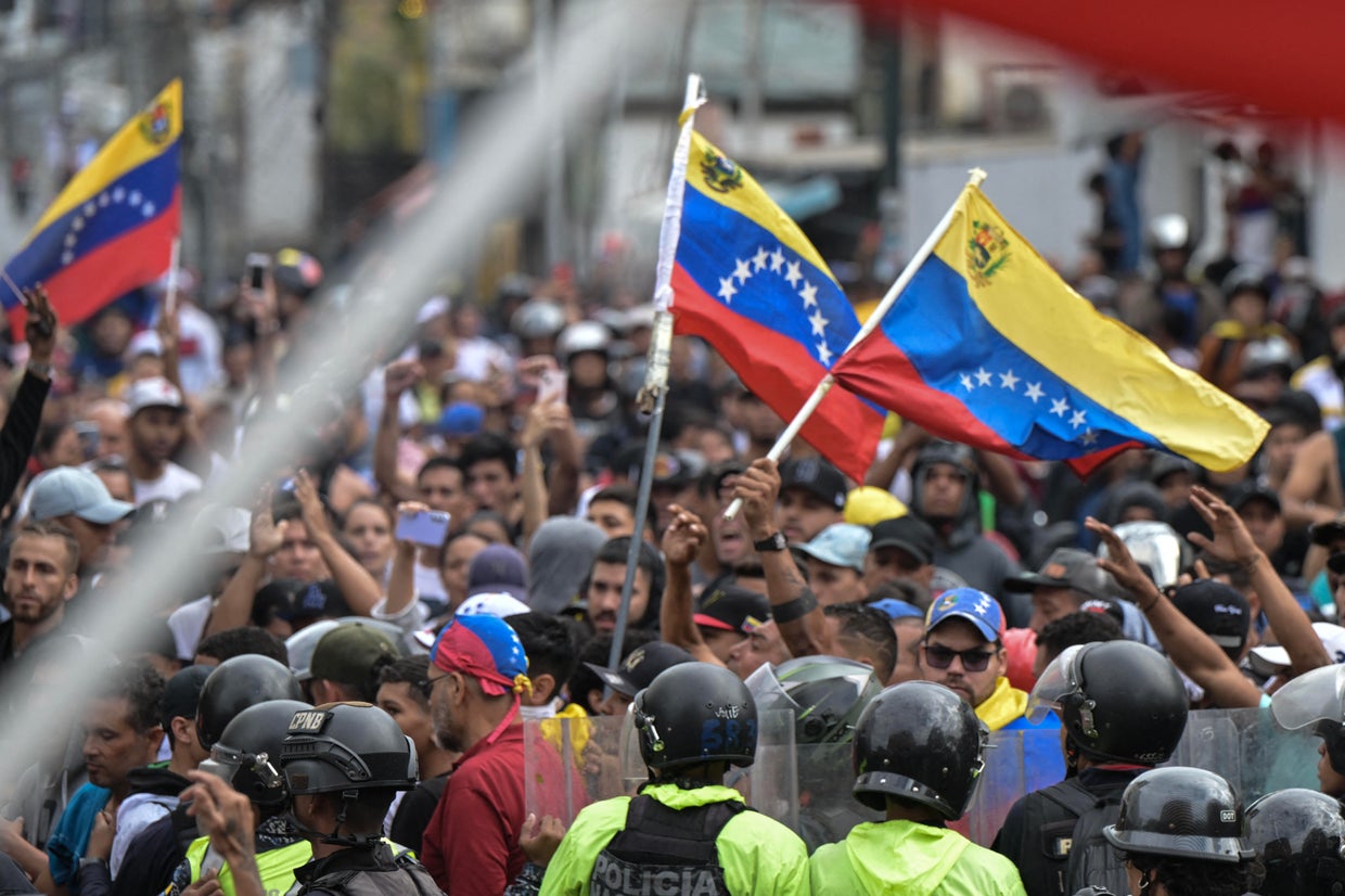Venezuela's military chief backs Maduro, calls protests a coup as new ...
