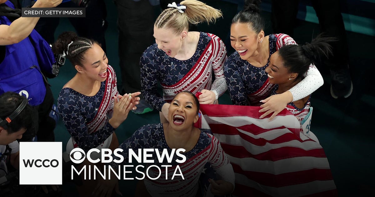 Young gymnasts cheer on Suni Lee at her Minnesota training gym - CBS ...