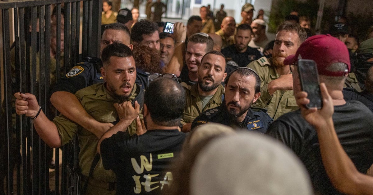 Right-wing Israelis protest arrest of IDF reservists accused of abusing ...