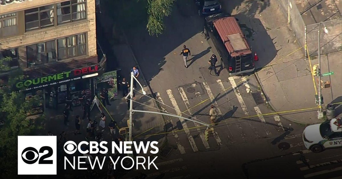 2 NYPD officers injured in Lower Manhattan shooting, 1 in custody, police sources say - CBS New York