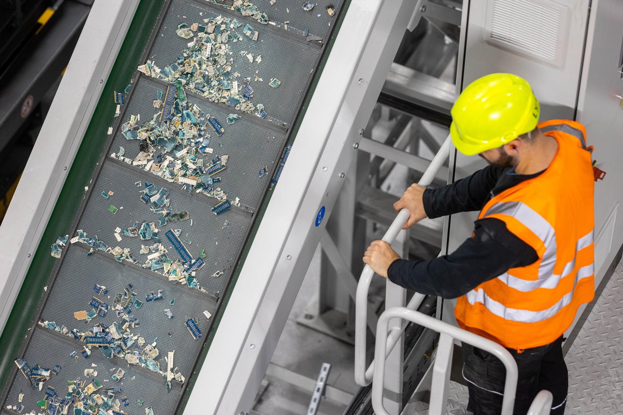 U.K. Royal Mint starts extracting gold from e-waste: "What we're doing ...