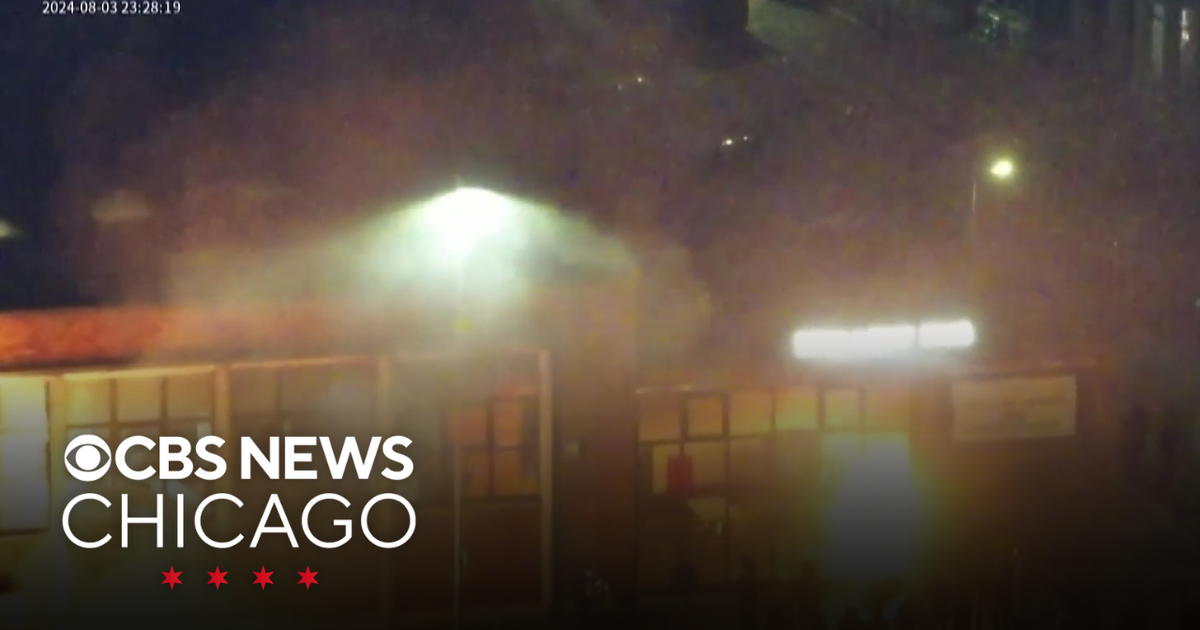 Hundreds of rioters arrested in UK - CBS Chicago