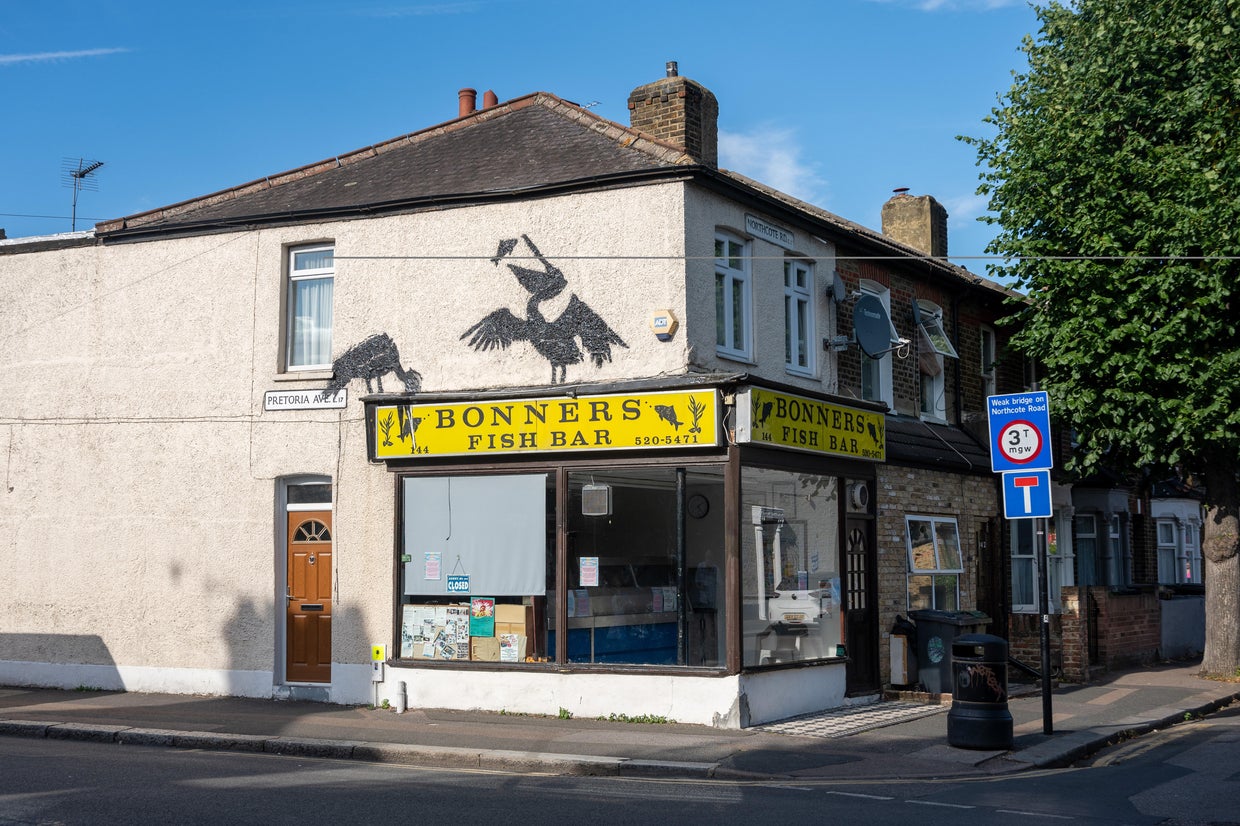 7 new Banksy artworks appear in London - CBS News