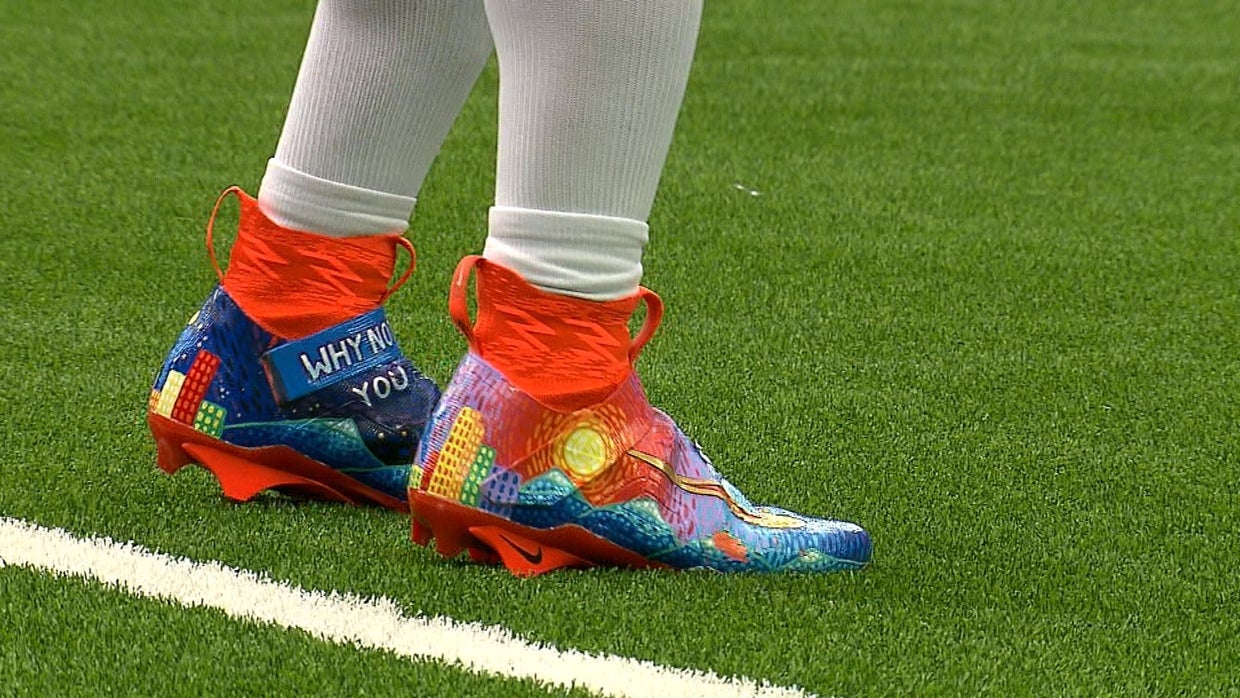 Colorado artist gives back after Broncos players buy her kicks - CBS ...