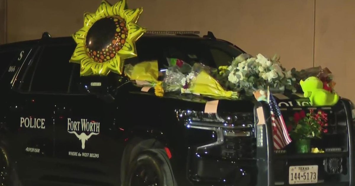 Memorial grows for Fort Worth Police Sgt. Billy Randolph - CBS Texas