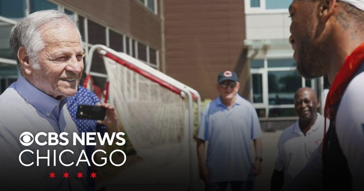Legendary CBS 2 sports anchor, former Bears receiver Johnny Morris ...