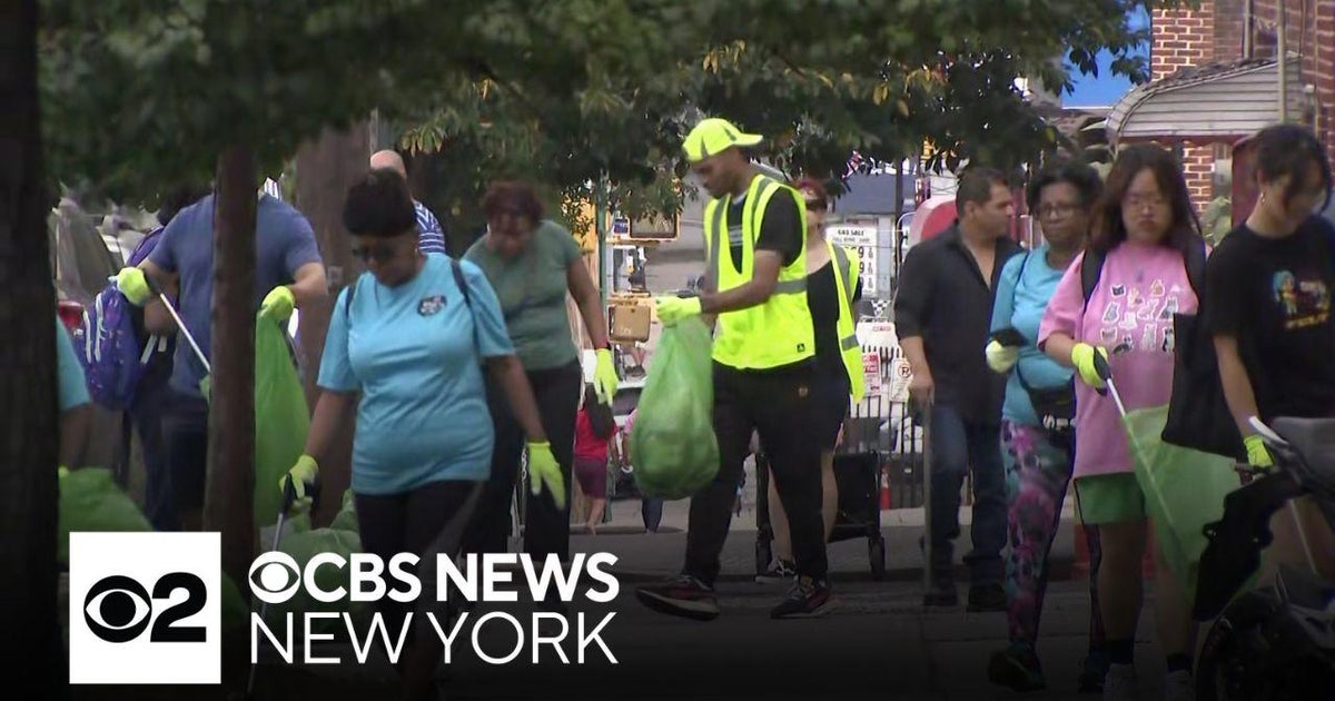 Volunteers help pick up litter in Queens ahead of U.S. Open - CBS New York