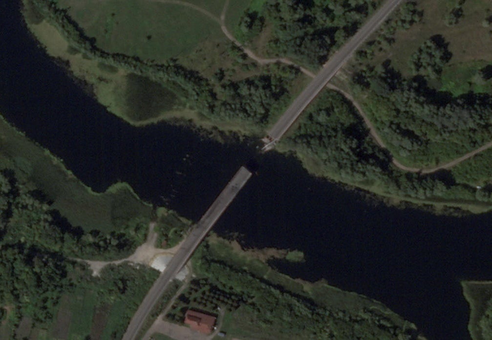 Ukrainian forces strike 2 key bridges in Russia's Kursk area - CBS News