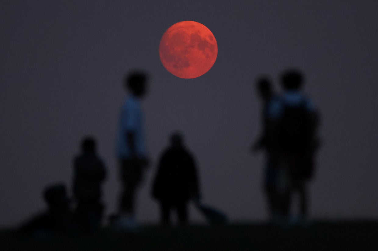 Photos of the blue supermoon show August's rare lunar phenomenon light ...
