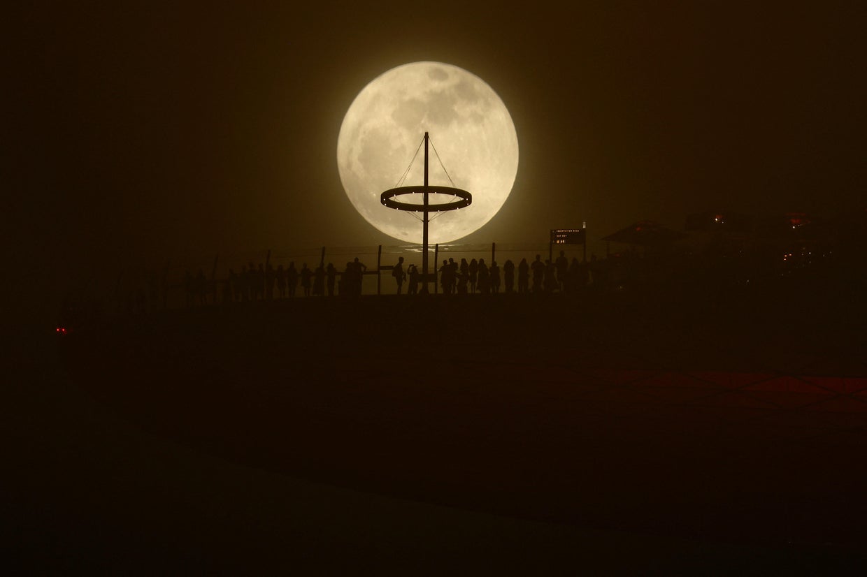 Photos of the blue supermoon show August's rare lunar phenomenon light ...