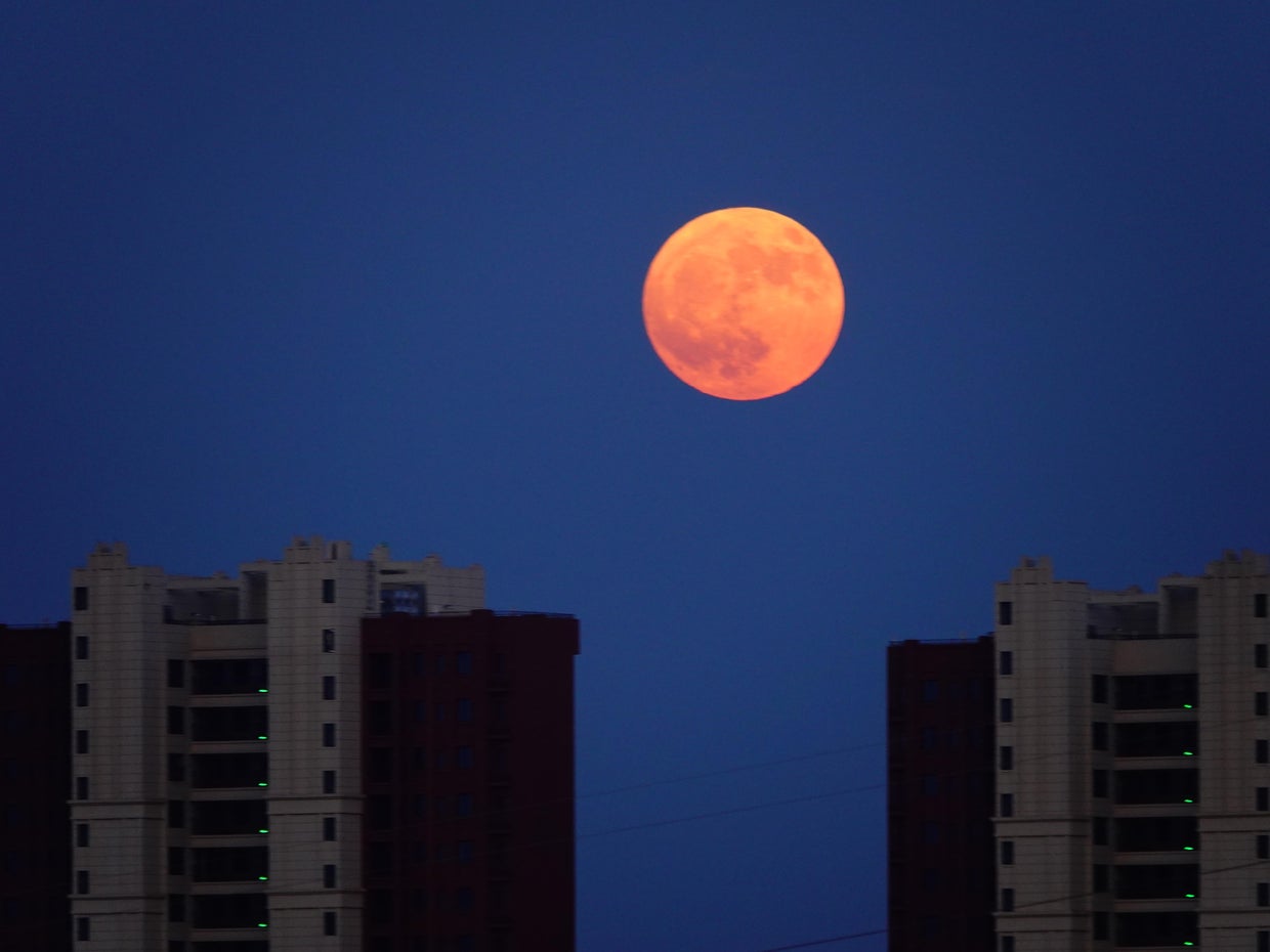 Photos of the blue supermoon show August's rare lunar phenomenon light ...